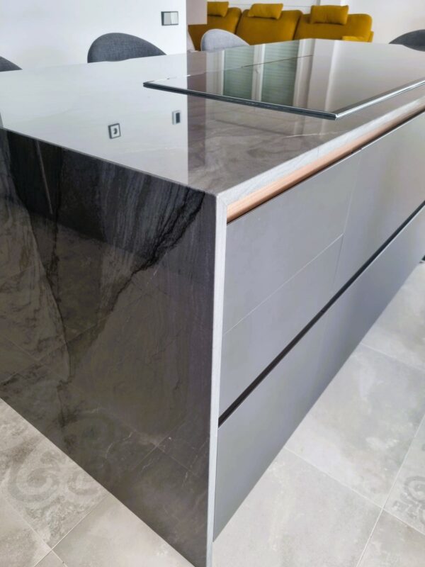 Cocina en colores oscuros con encimera de piedra natural - Davinia | Mobiliario de cocina y armarios